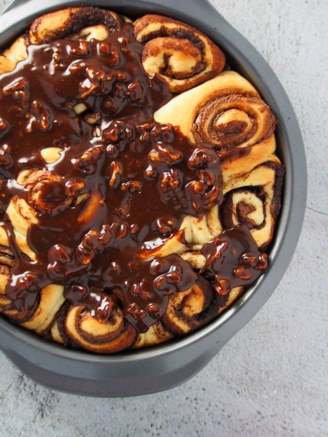 Nutella Buns with Nutella Glaze | Woman Scribbles