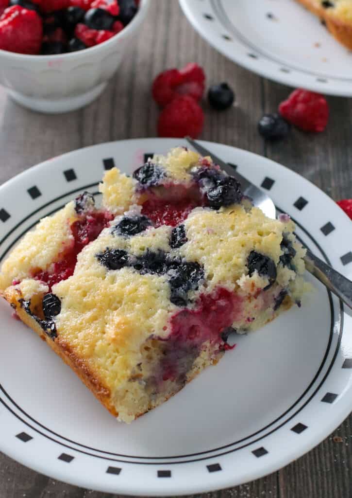 Easy Berry Cake | Woman Scribbles